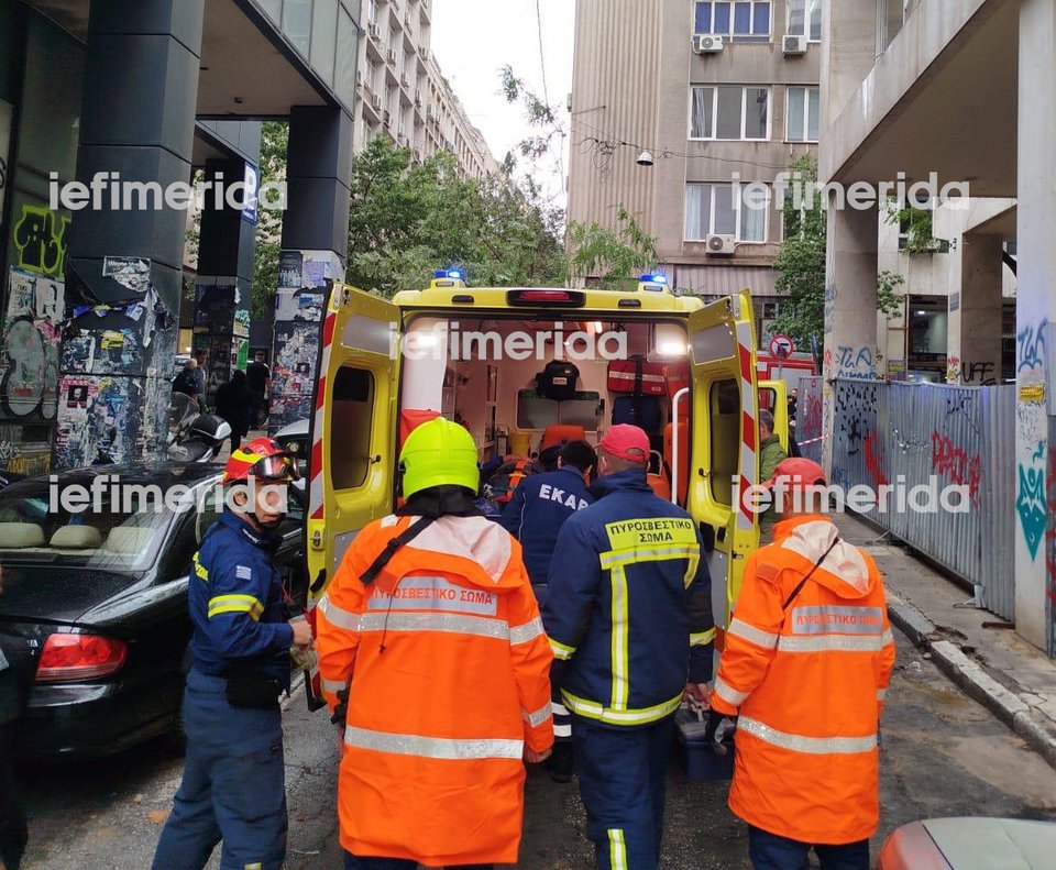 Έπεσε δέντρο στο κέντρο της Αθήνας -Τραυματίστηκε οδηγός μηχανής ...